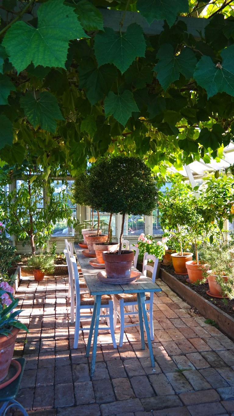 Garden Greenhouse Perfected in Swedish Countryside - Skimbaco Lifestyle ...